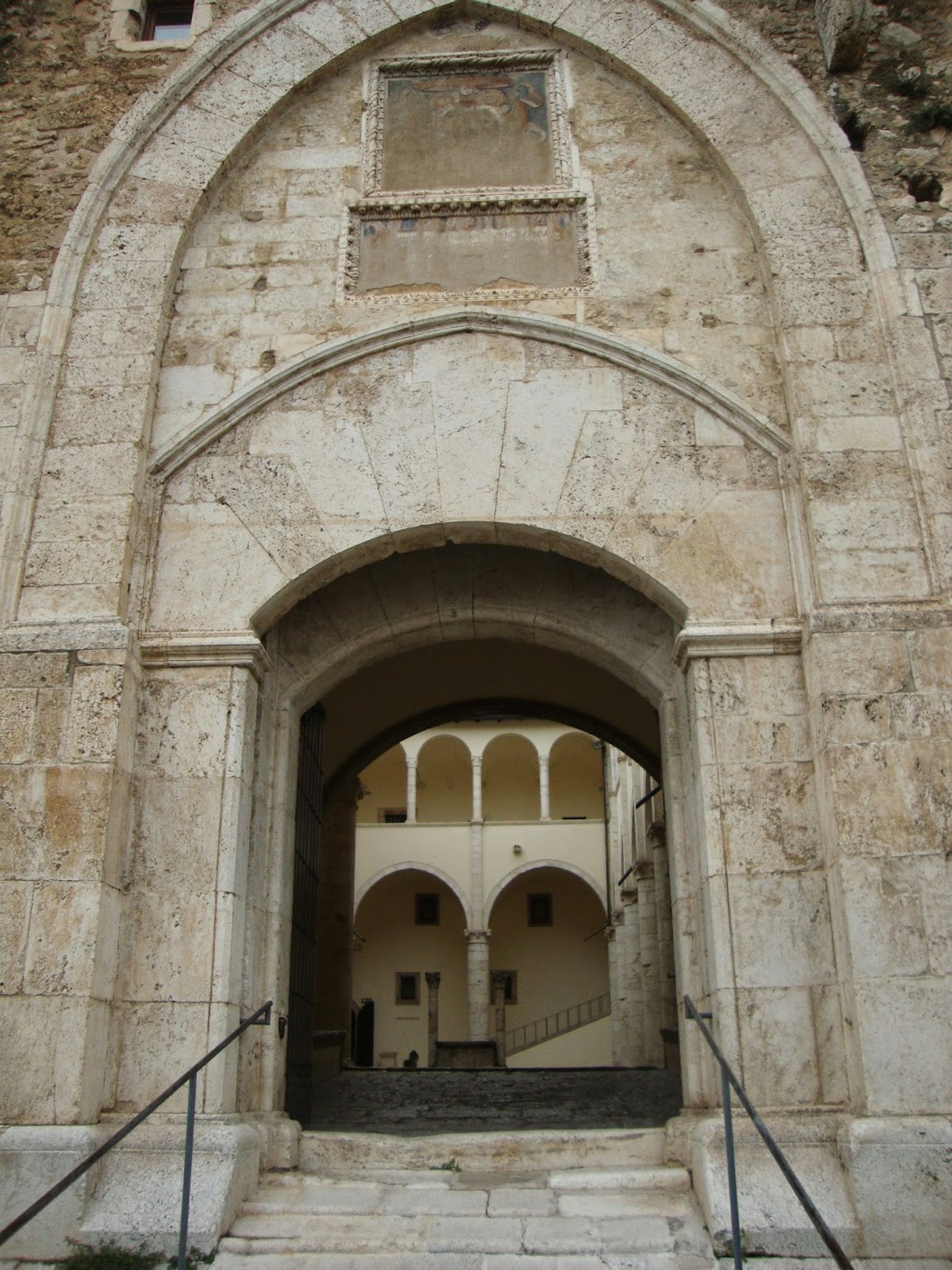 CASTELLO PICCOLOMINI | I Luoghi del Cuore - FAI