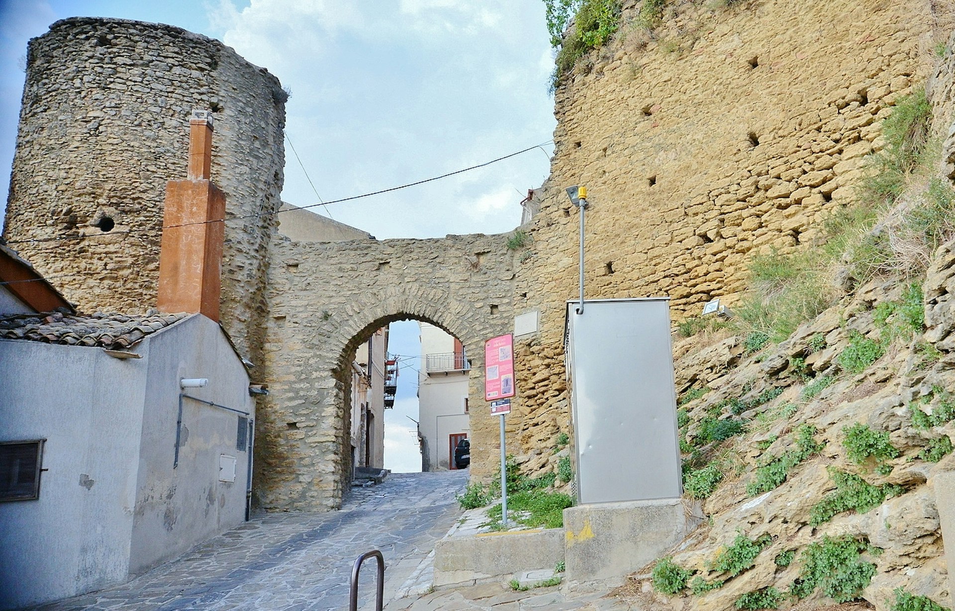 PORTA E TORRE RABATANA | I Luoghi del Cuore - FAI