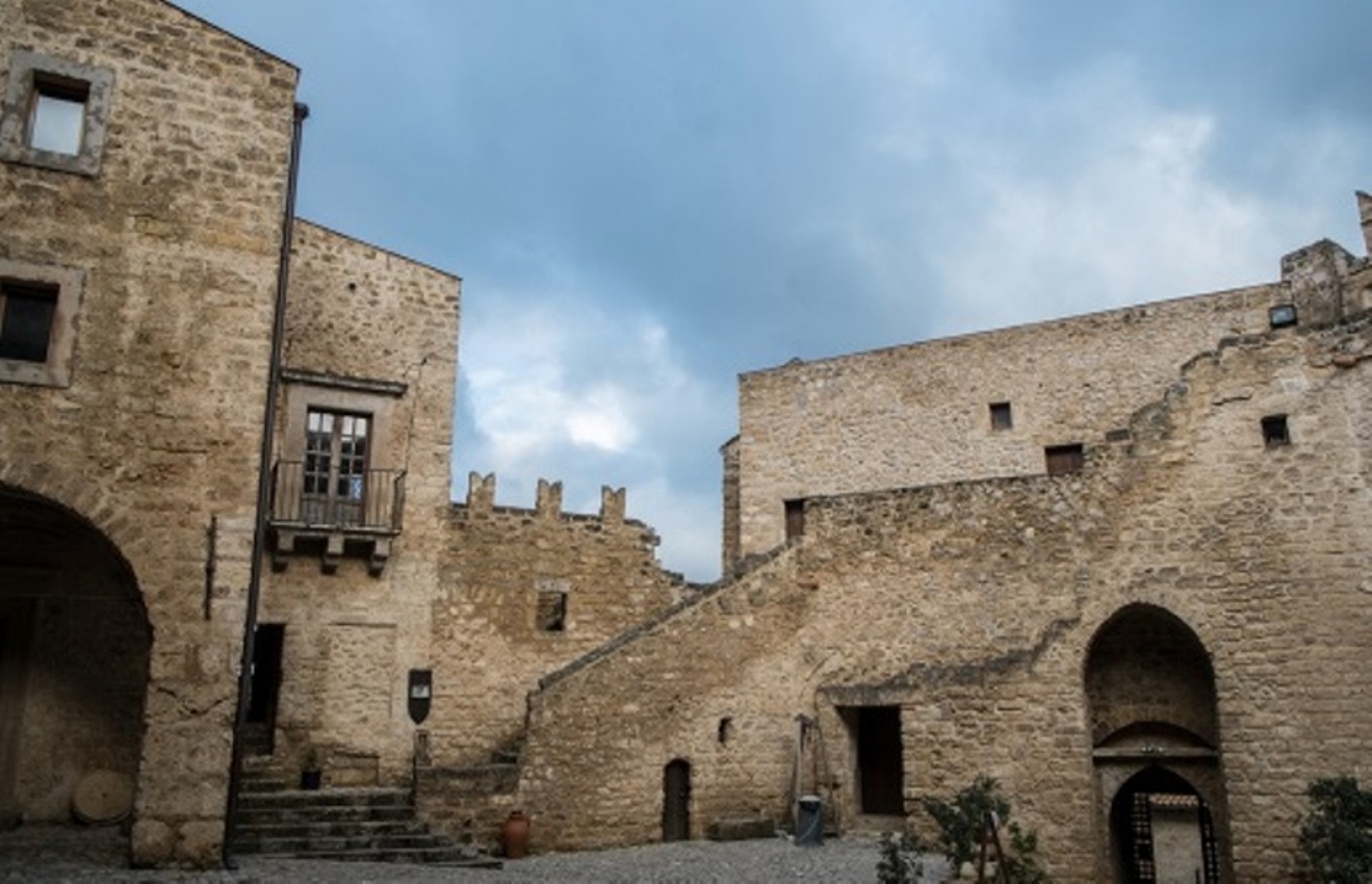 Alla scoperta di Carini, tra gli Oratori, il Castello e le Catacombe ...