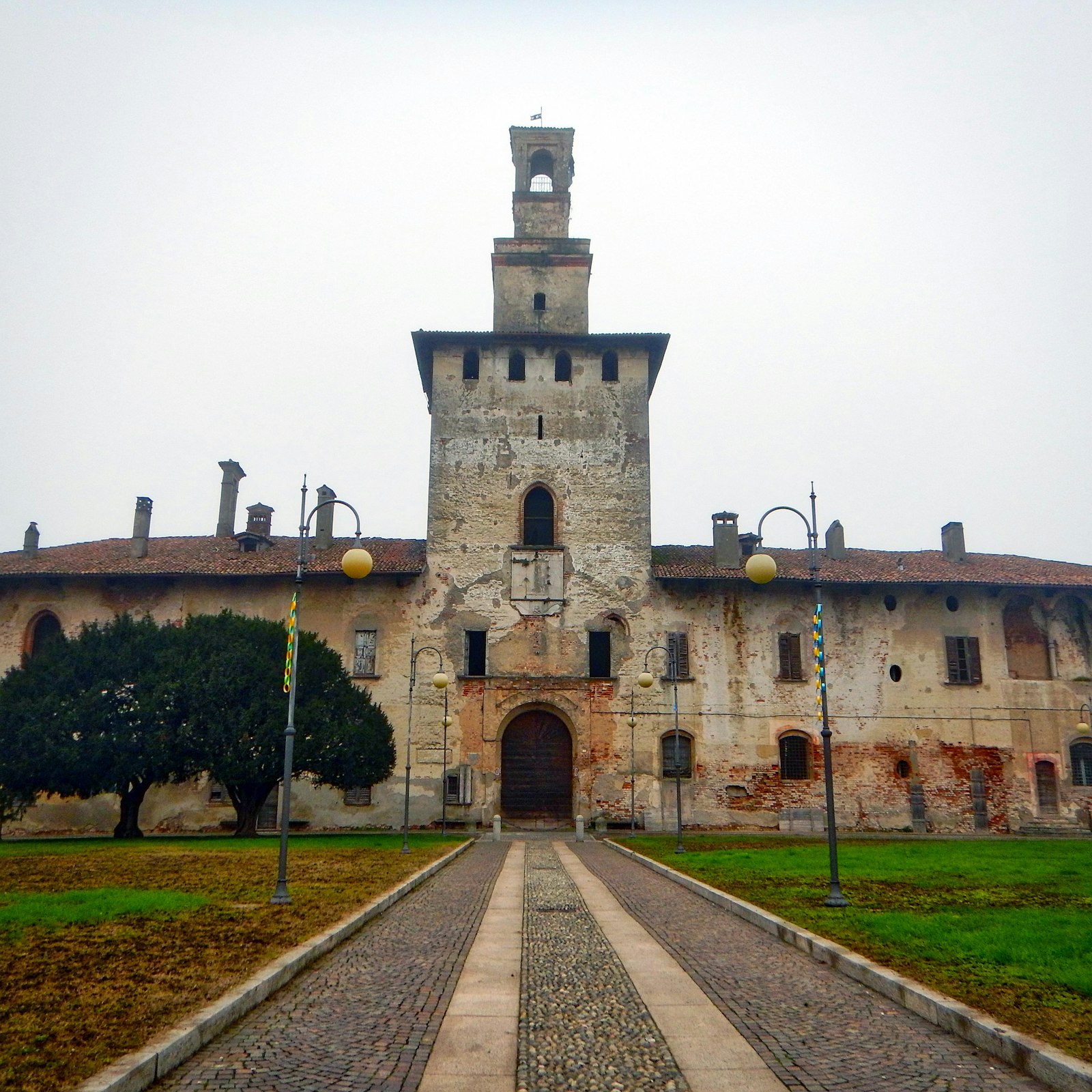CASTELLO VISCONTEO DI CUSAGO - PERCORSO ESTERNO | I Luoghi del Cuore - FAI