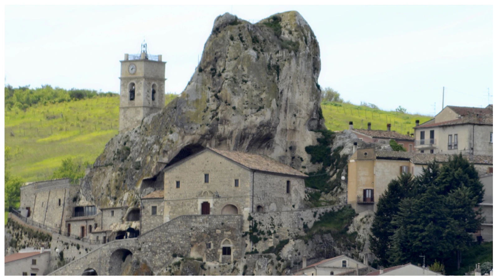 LA MORGIA(PIETRA) AL CENTRO DEL PAESE CON CHIESA E CAMPANILE | I Luoghi ...