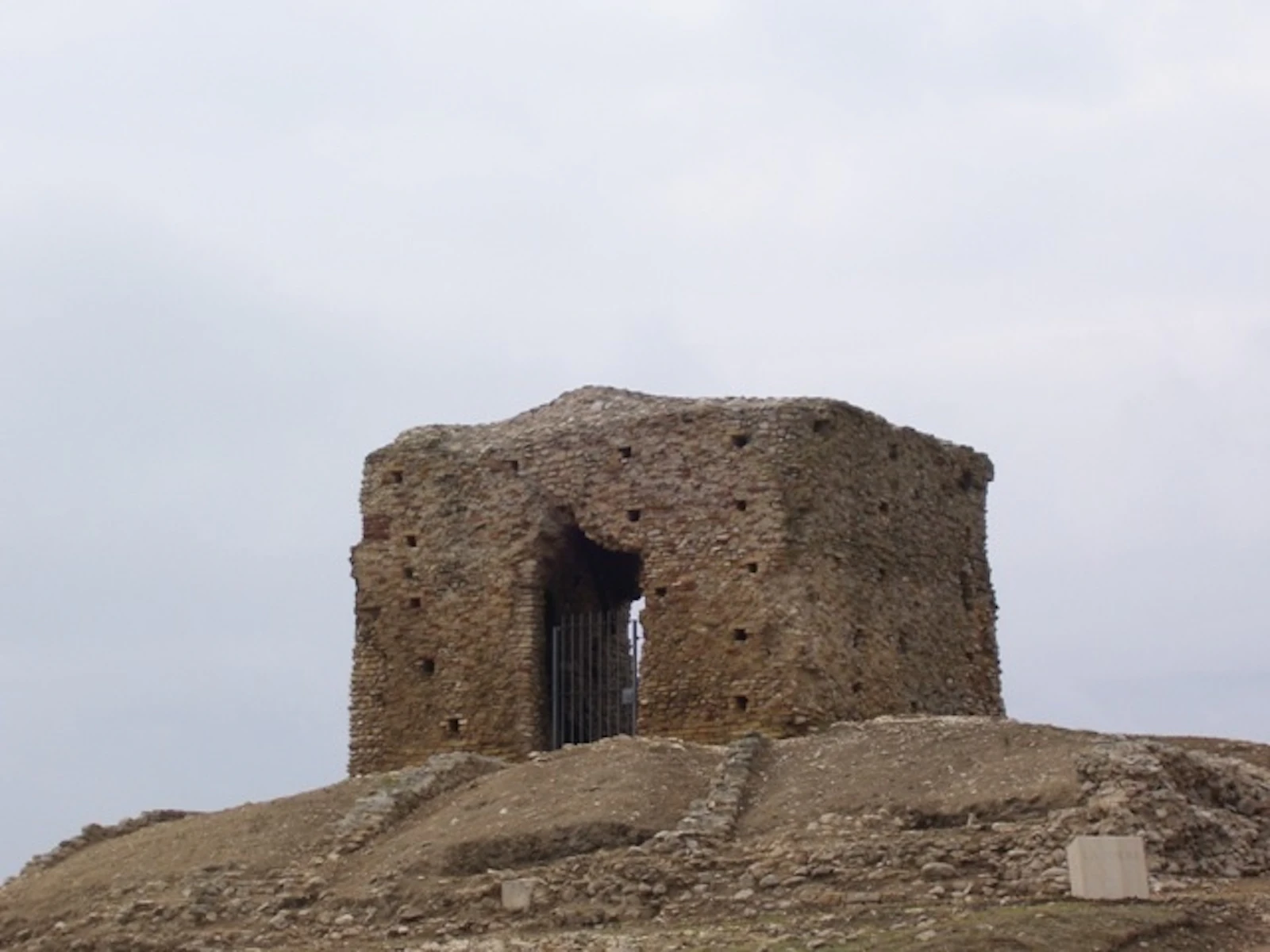 CASTEL FIORENTINO | I Luoghi del Cuore - FAI
