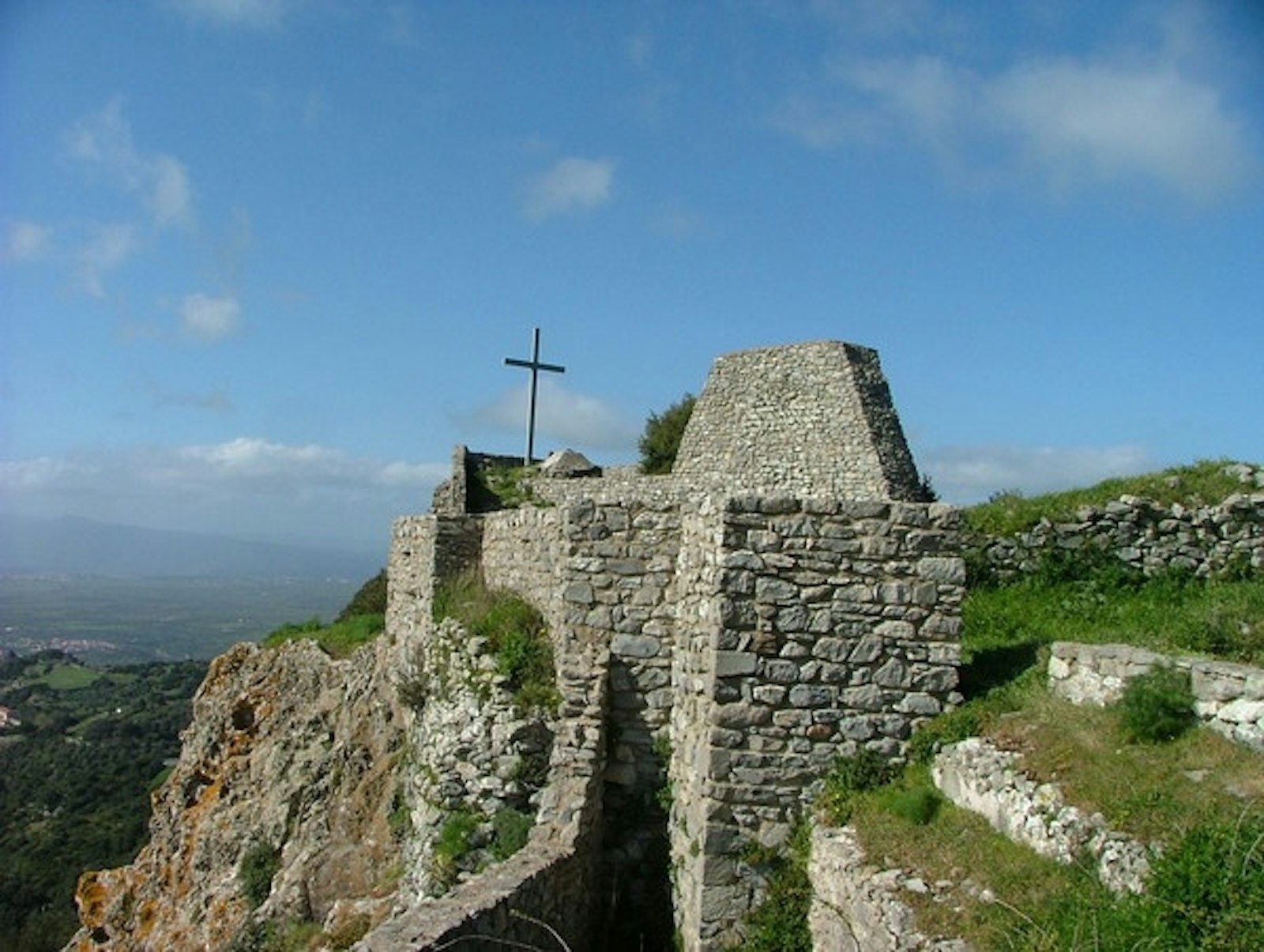 CASTELLO DEL MONTIFERRU | I Luoghi del Cuore - FAI