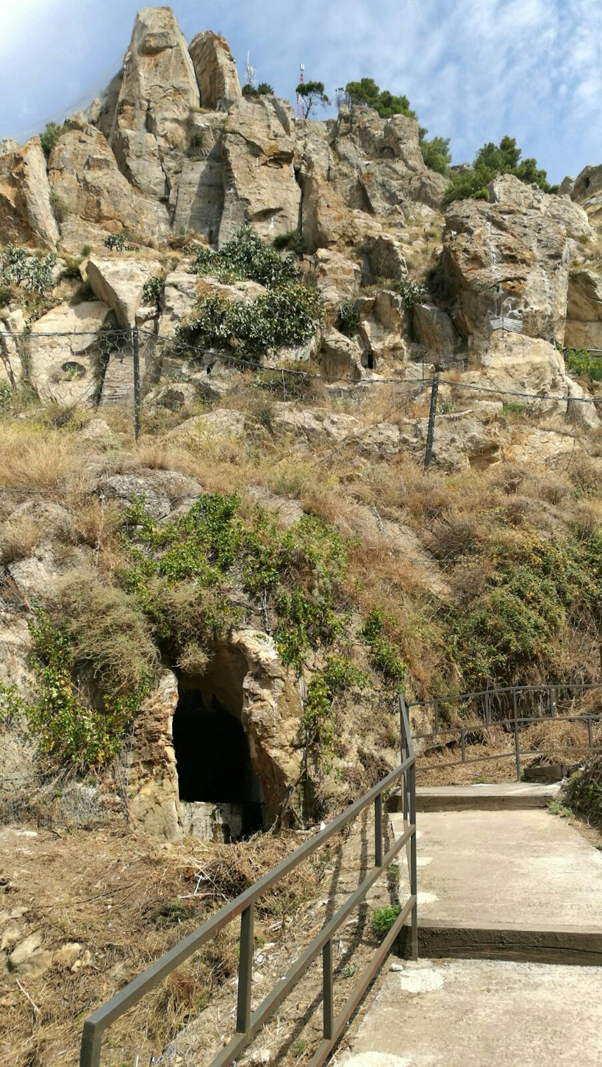 DIMORE RUPESTRI SCAVATE NELLA ROCCA DEL CASTELLO MEDIEVALE DI NICOSIA ...