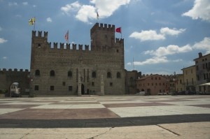 CASTELLO E PIAZZA SCACCHI | I Luoghi del Cuore - FAI