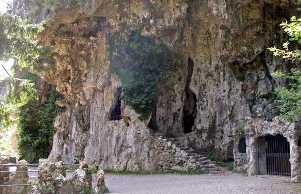 GROTTE DI VALGANNA | I Luoghi del Cuore - FAI