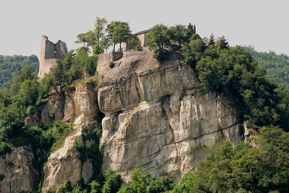 CASTELLO DI CANOSSA | I Luoghi del Cuore - FAI